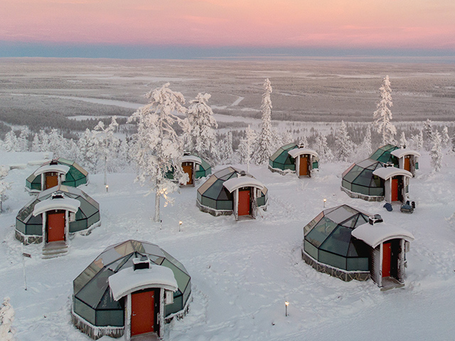 雪に覆われた丘の上に佇むホテル